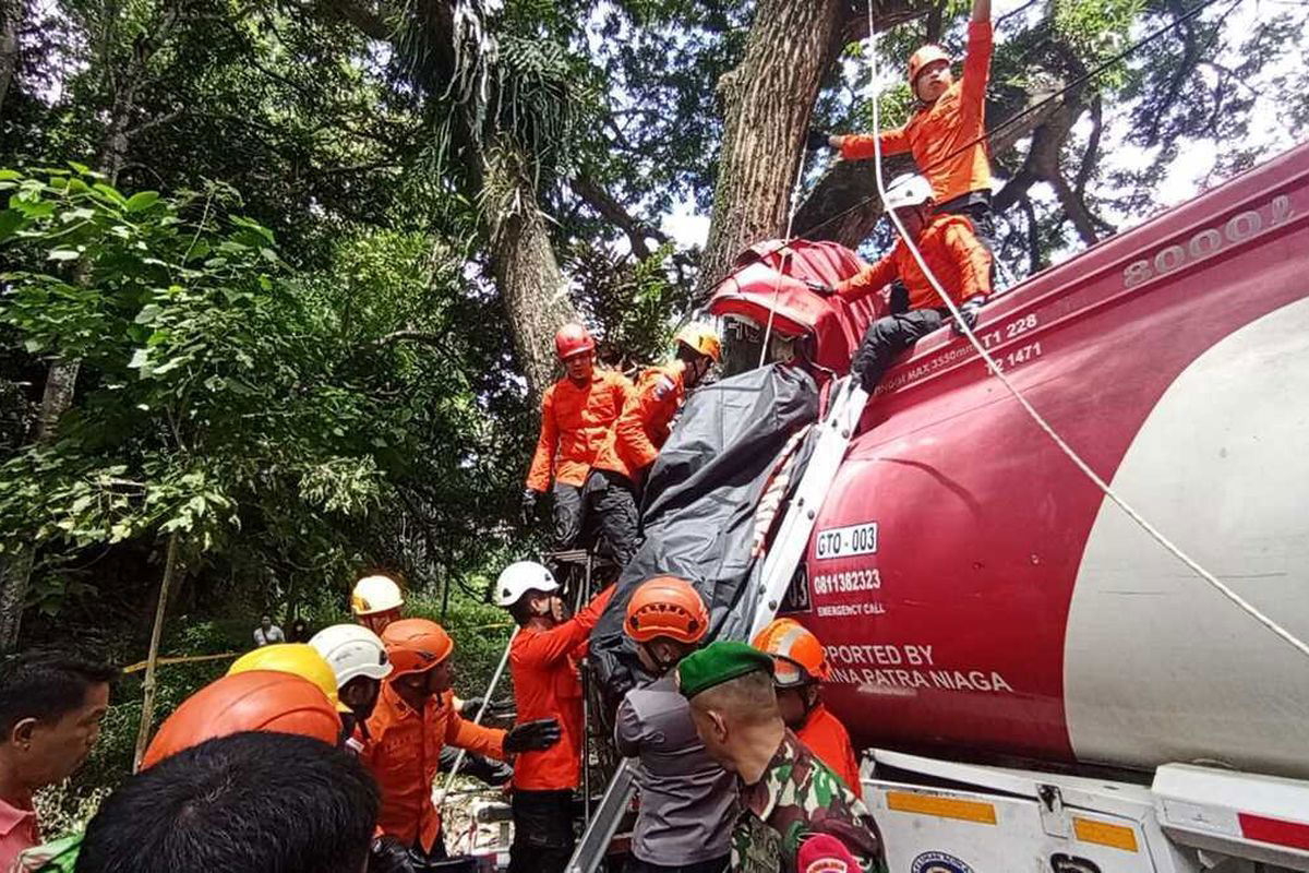 Truk Tangki Pertamina Muatan Pertalite Ketarik ke Pohon Trembesi, Sopir ... Truk Tangki Pertamina Muatan Pertalite Ketarik ke Pohon Trembesi, Sopir ...