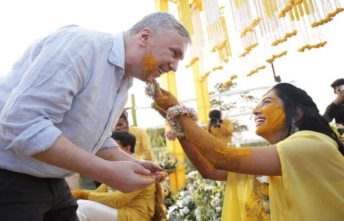 Kannada actor Daali Dhananjaya-Dhanyatha celebrate haldi ceremony ...