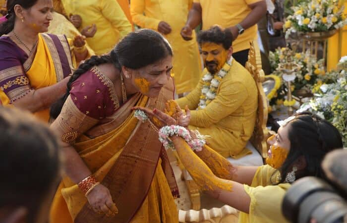 Kannada actor Daali Dhananjaya-Dhanyatha celebrate haldi ceremony ...