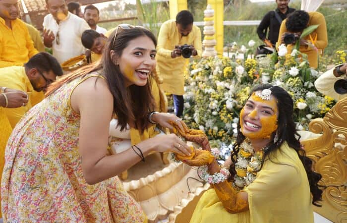 Kannada actor Daali Dhananjaya-Dhanyatha celebrate haldi ceremony ...