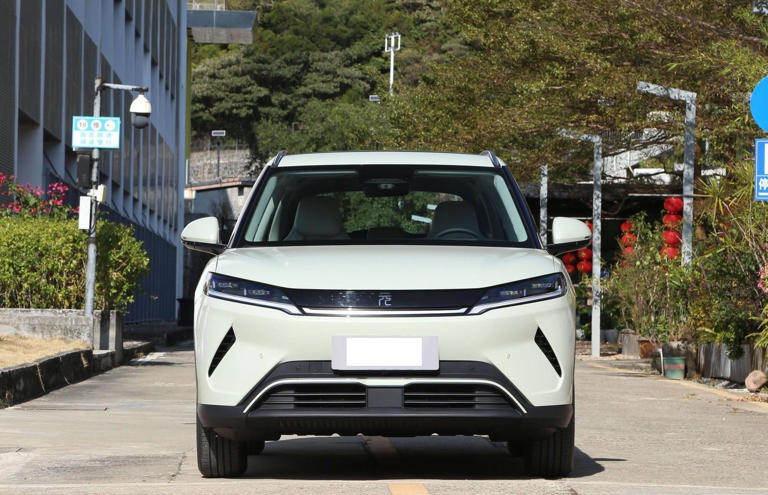 比亚迪全新纯电SUV上市！不足10万起搭载天神之眼C，续航超400Km