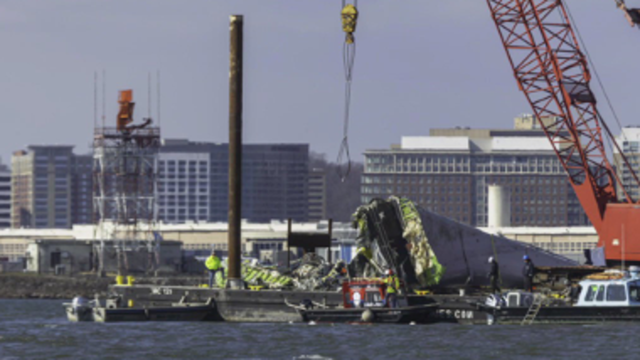 What caused the DC plane crash? Blackhawk helicopter may not have heard ...