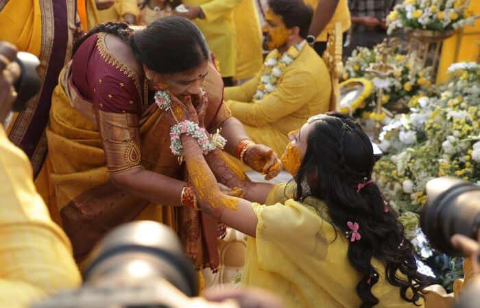Kannada actor Daali Dhananjaya-Dhanyatha celebrate haldi ceremony ...