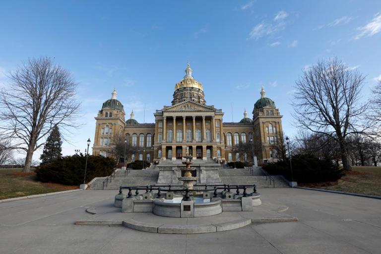 Iowa bill requiring citizenship status on IDs advances Iowa bill requiring citizenship status on IDs advances