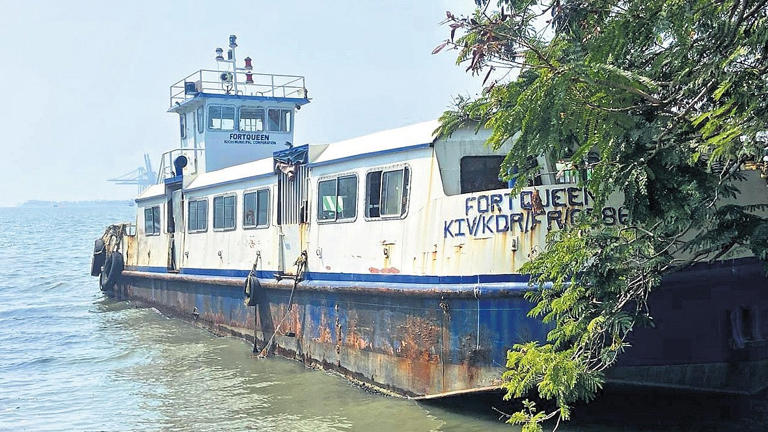 Fort Kochi-Vypeen ferry gathers rust as Kochi corporation debates revival