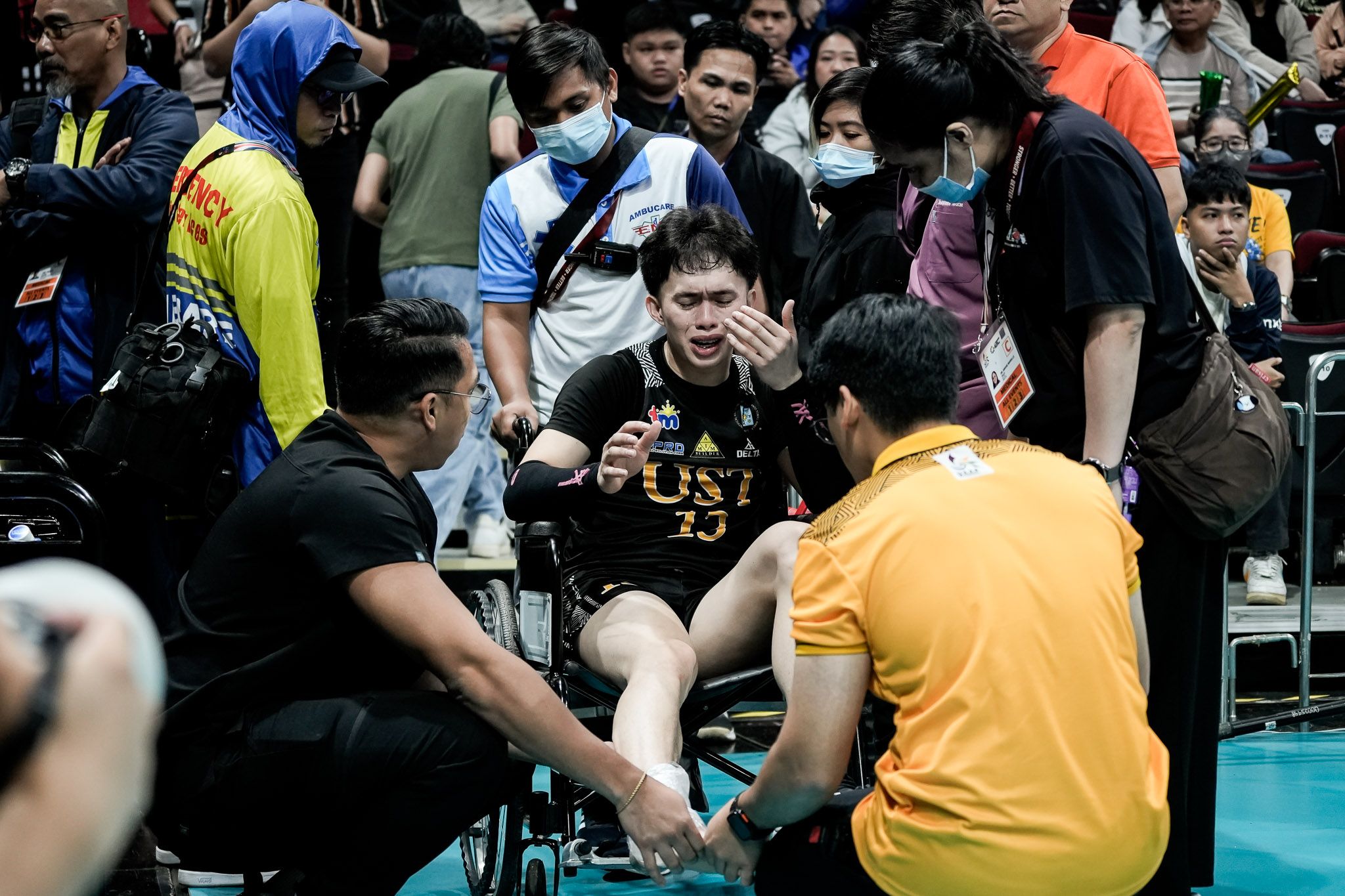 UAAP: Josh Ybañez exits UST-FEU game after apparent ankle injury