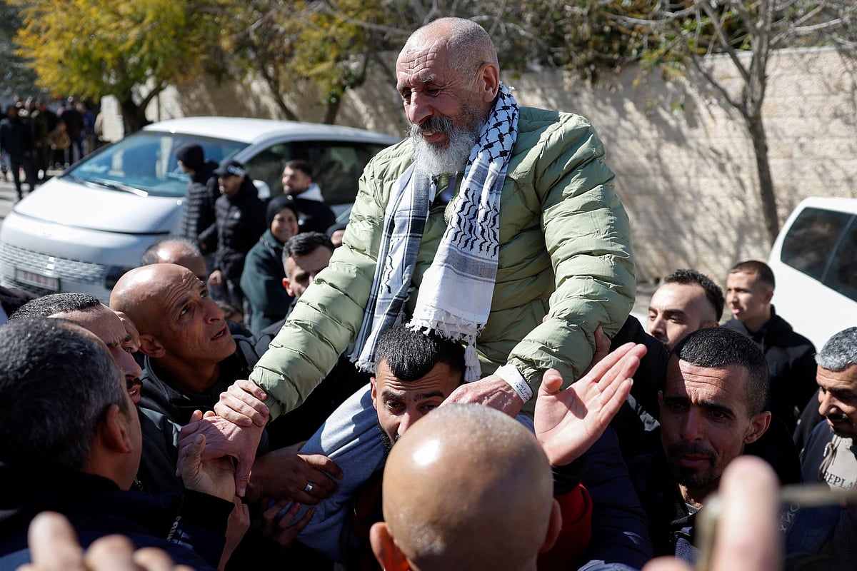 Buses carrying freed Palestinians reach Gaza under ceasefire deal