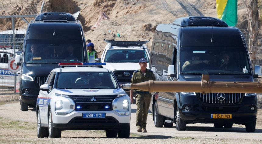 Israel começou a libertar presos palestinianos após entrega de reféns ...