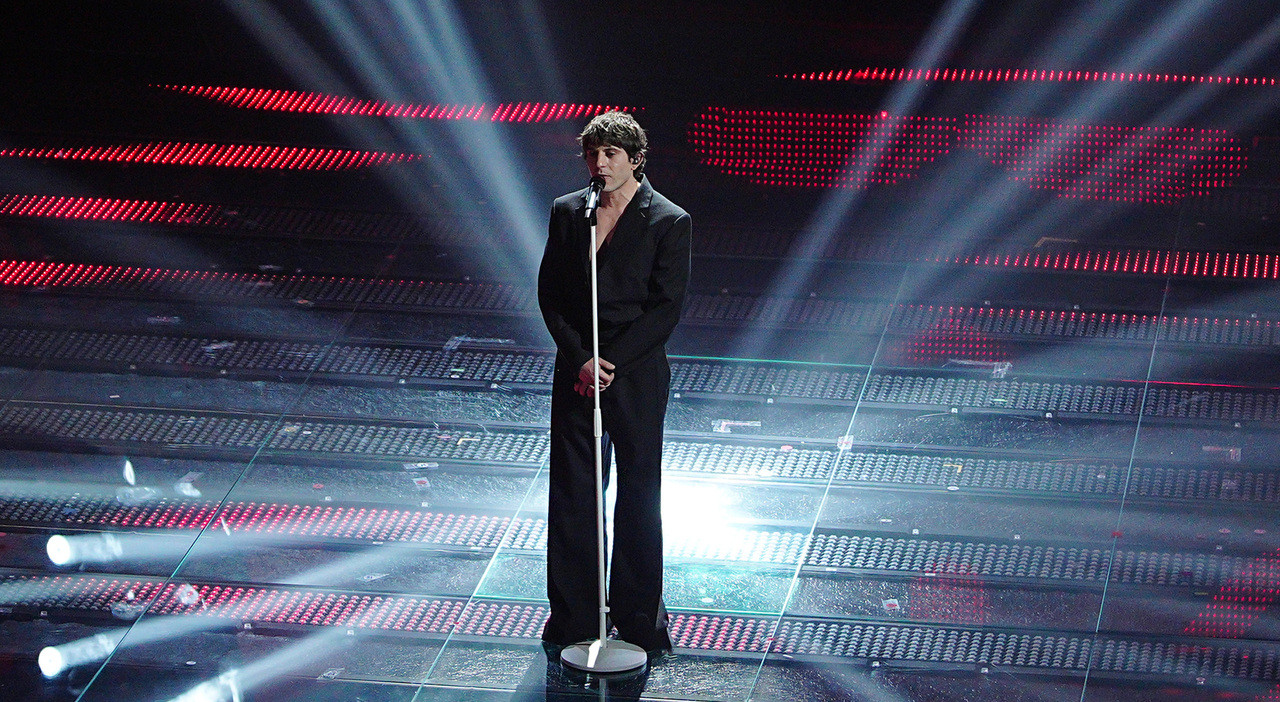 Rkomi a Sanremo 2025: la fidanzata finalista di Miss Italia, il ritorno ...