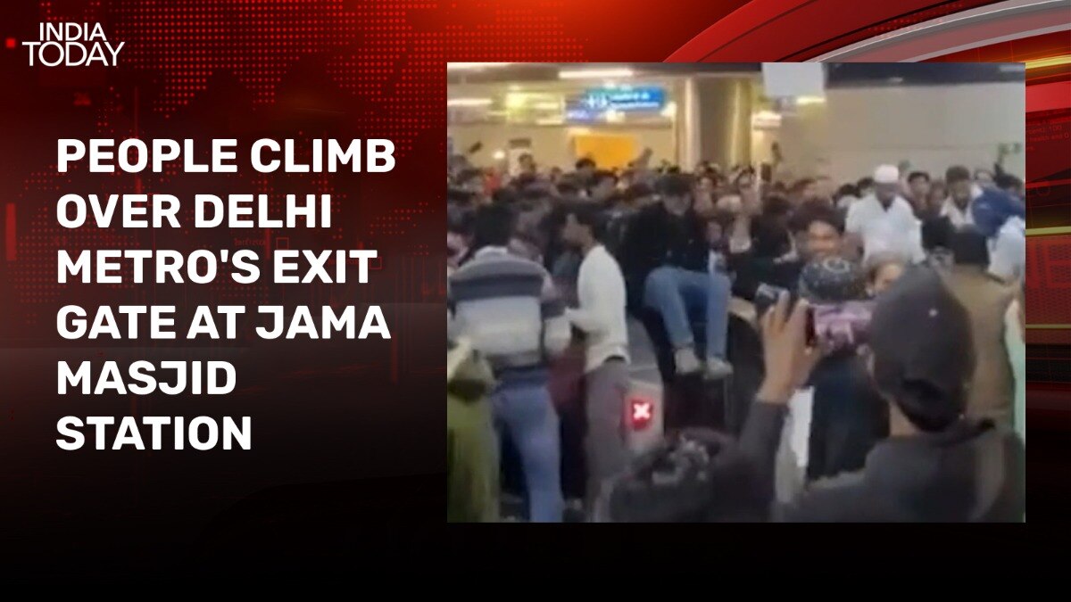 Video: Chaos at Delhi Metro's Jama Masjid station as people jump over ...