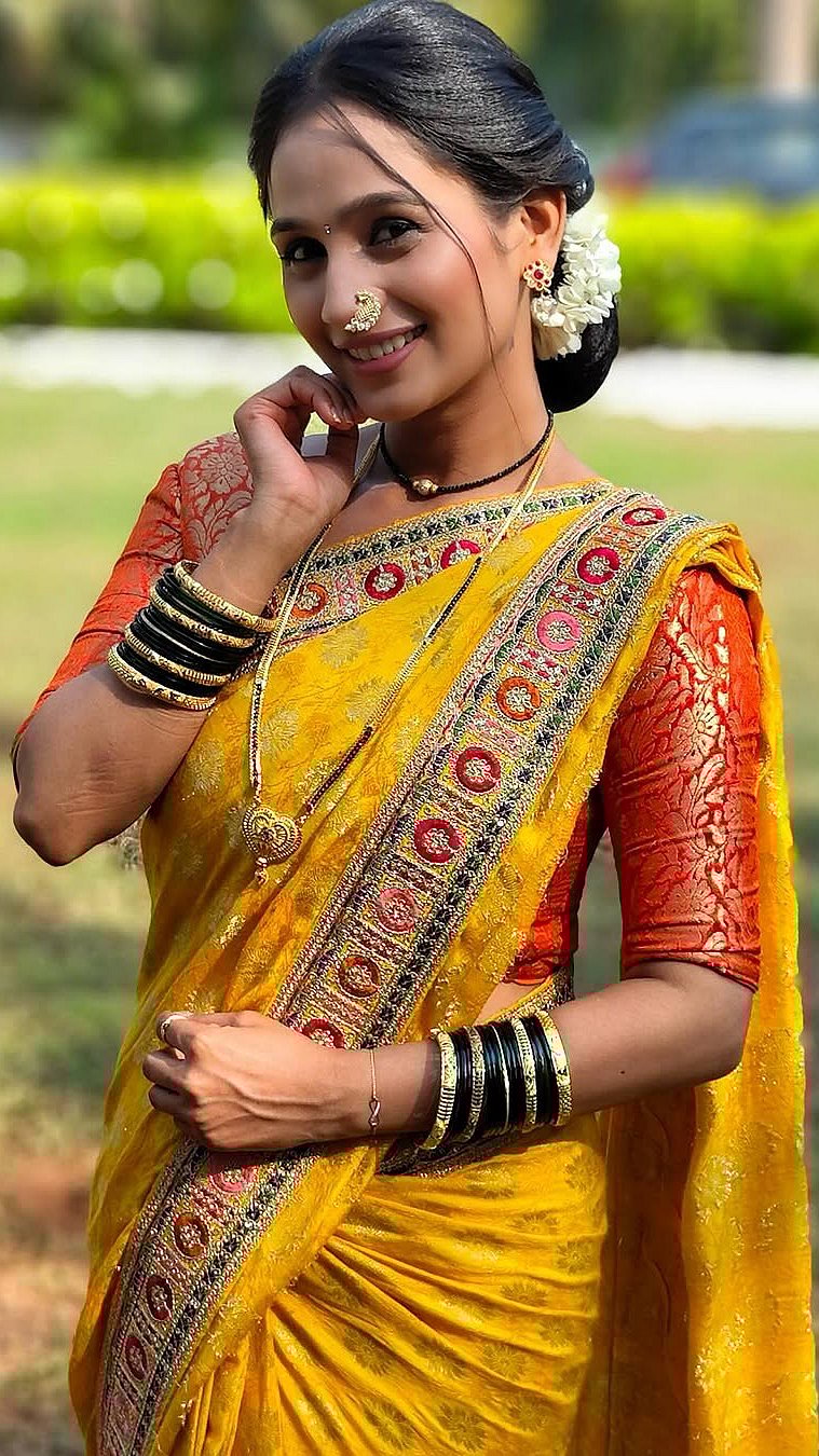 'नको मला बंगला नको गाडी पाहिजे राजा मला नऊवारी साडी पाहिजे ...