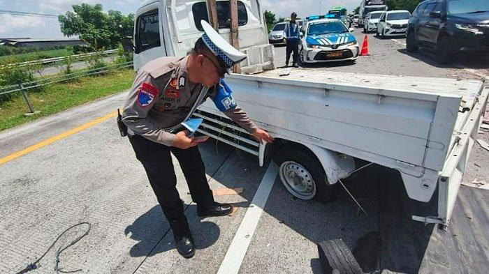 Suzuki Carry Terpelanting Hebat di Tol Sumo, Sumber Petaka di Ban ...