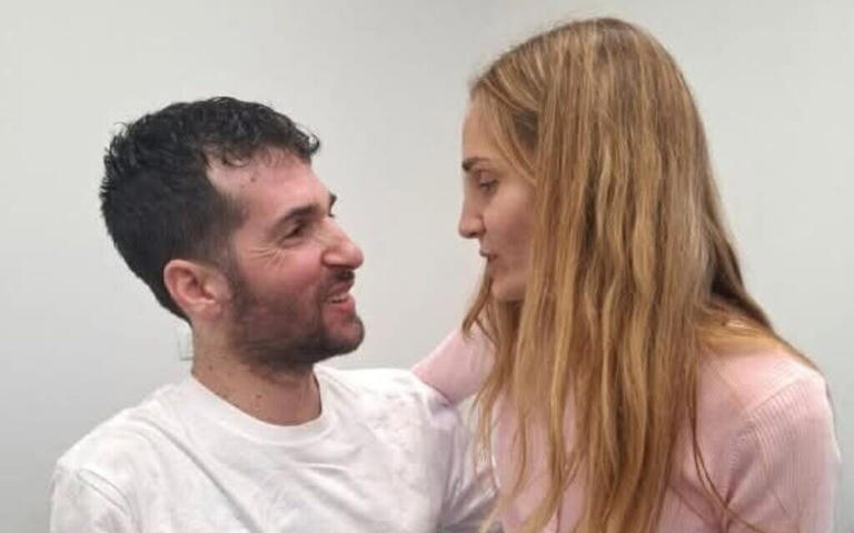 Photo shows Sagui Dekel-Chen reuniting with his wife Avital after 498 days
