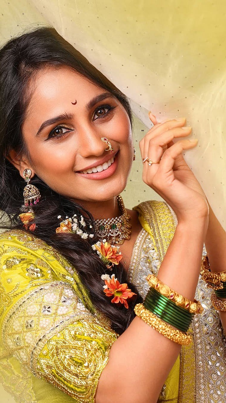 'नको मला बंगला नको गाडी पाहिजे राजा मला नऊवारी साडी पाहिजे ...