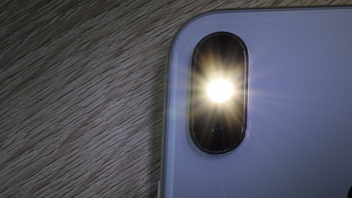 On Cam: Doctors Suture Patient's Wound With Mobile Flashlight Due To ...