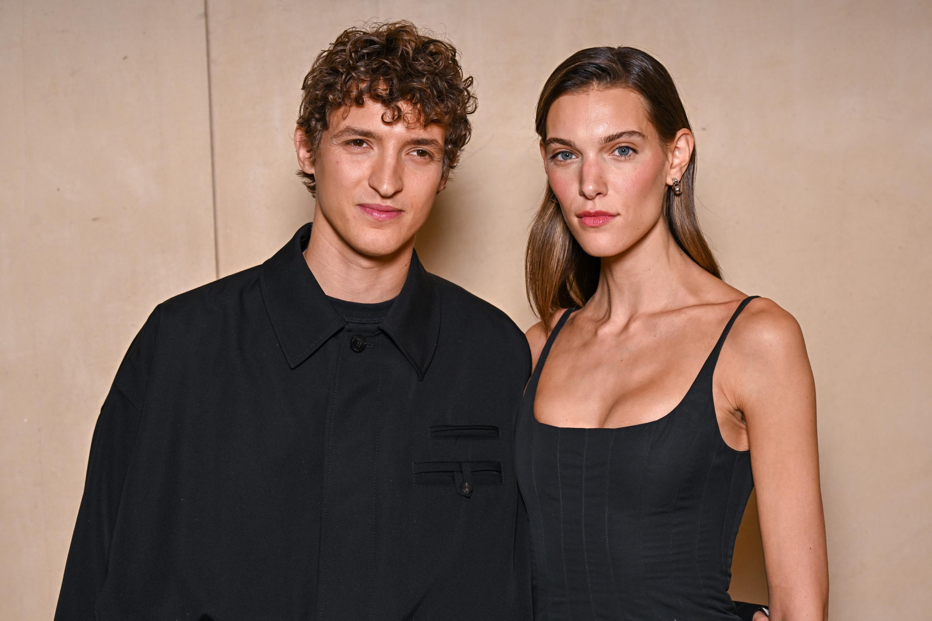 En vidéo, Aliocha Schneider et Charlotte Cardin s’embrassent ...