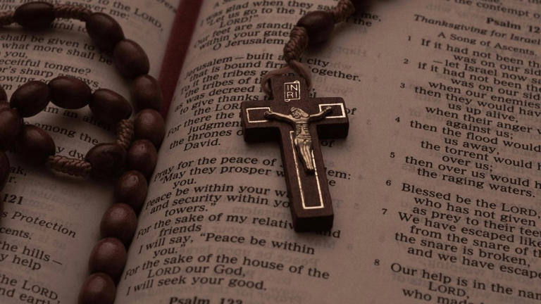 4 Psalms to Pray at Night and Ask for Family Protection