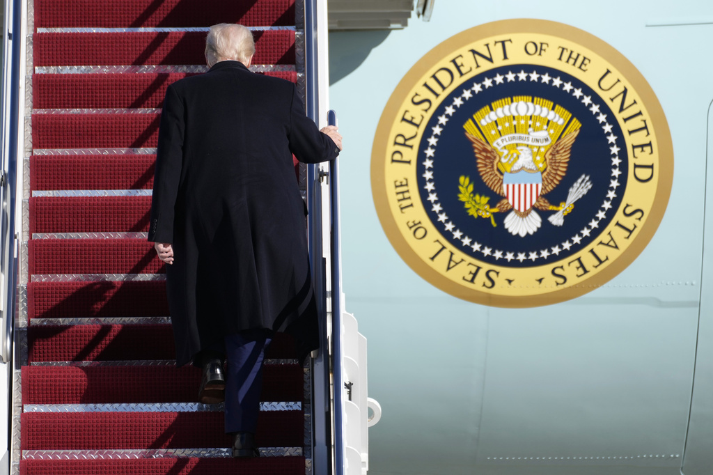 Trump tours Boeing plane to highlight aircraft maker's delay in ...