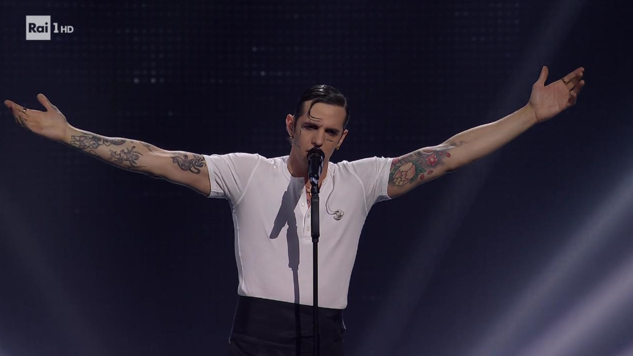 Sanremo 2025, la finale. Achille Lauro canta "Incoscienti giovani"