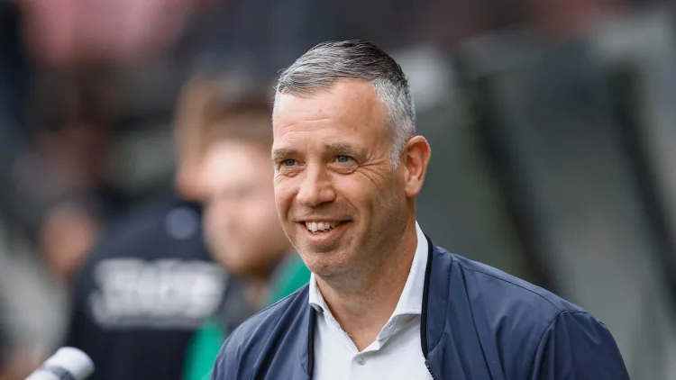 Feyenoord transfernieuws: René Hake moet Brian Priske opvolgen bij ...