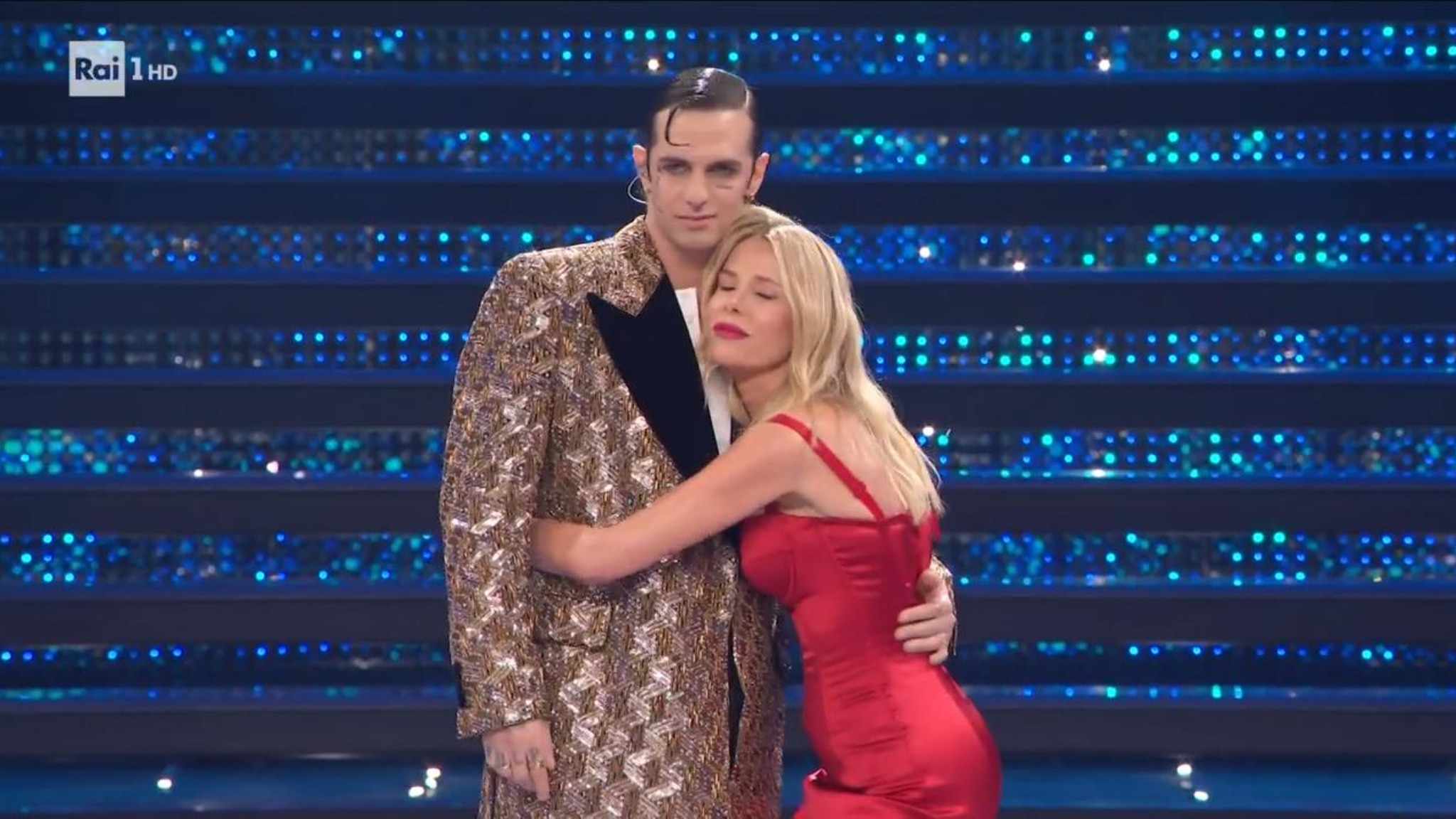 Marcuzzi si lancia ad abbracciare Achille Lauro, lui risponde: "Molto ...