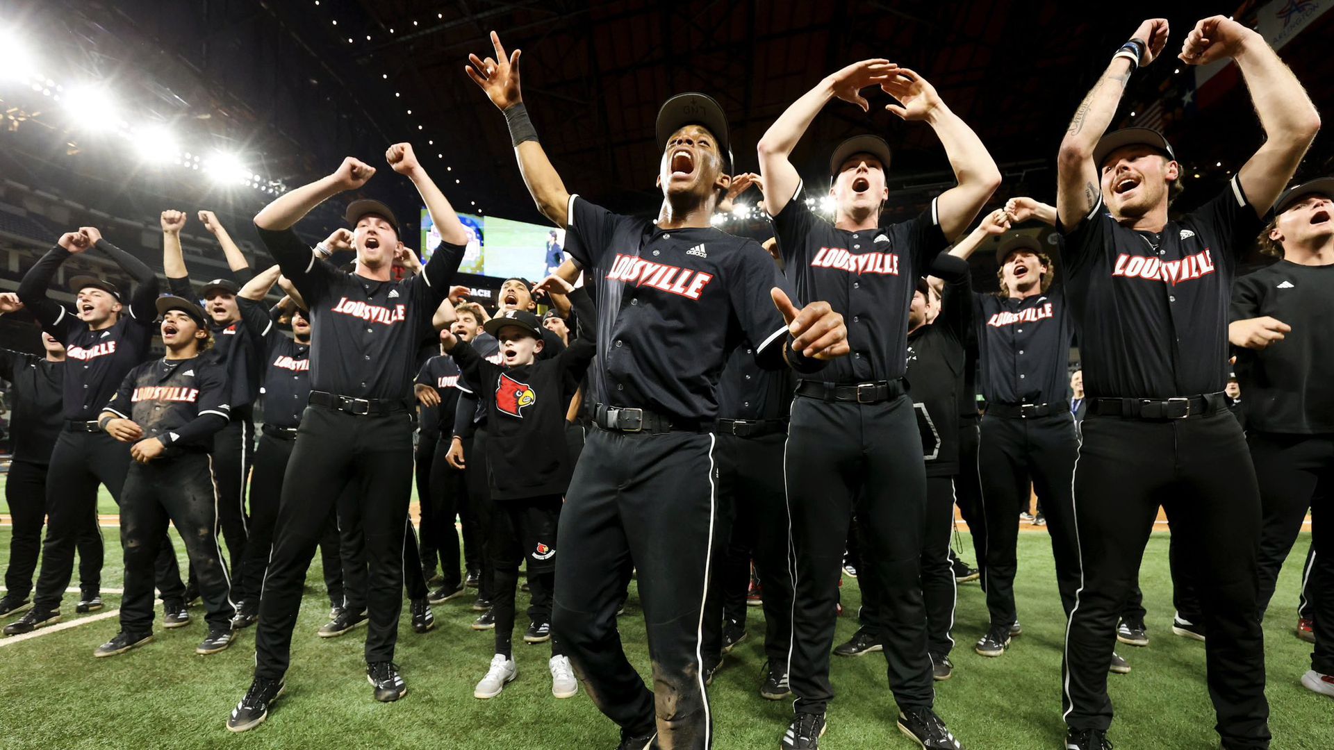 Louisville baseball tops Texas in thrilling season-opener