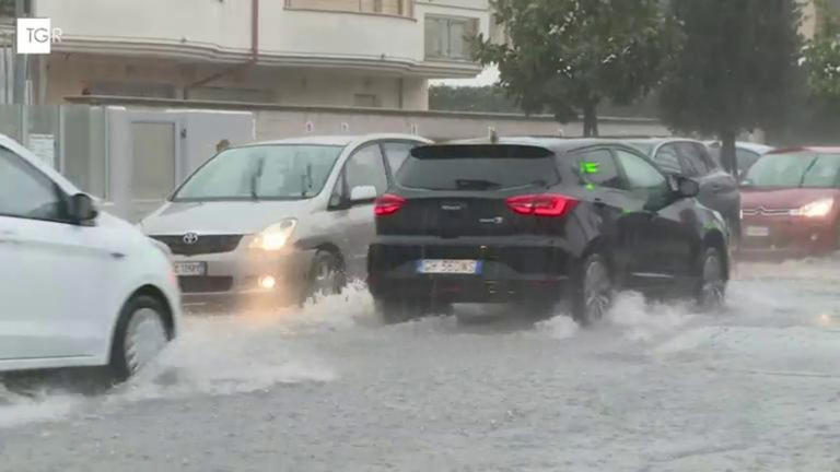 Il maltempo si sposta al Centro e al Sud: pioggia eccezionale a Pescara ...