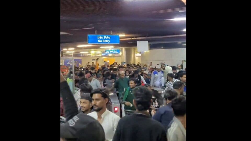 Viral video: Passengers jump over gates at Jama Masjid metro station ...
