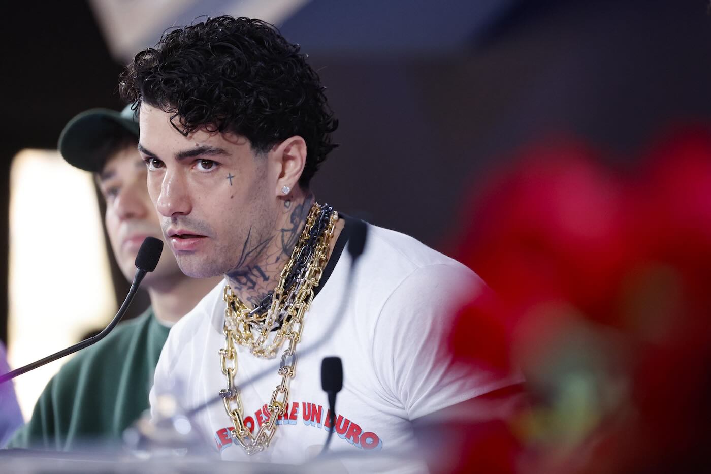 Codacons denuncia Tony Effe per la collana a Sanremo. Le accuse e i ...