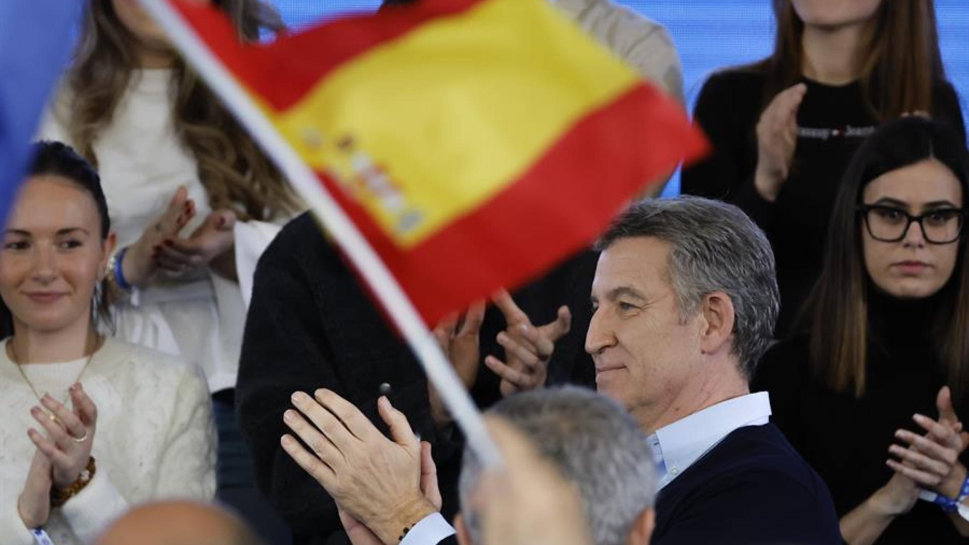 Feijóo se distancia de los aranceles de Trump y afea a Sánchez su ...