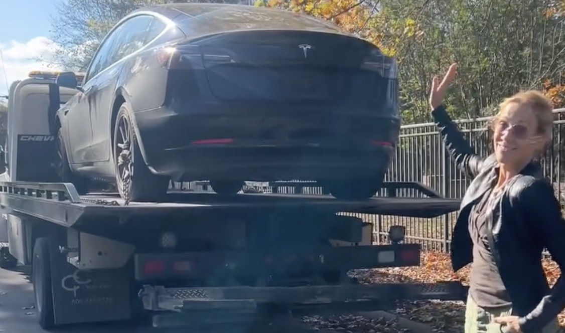 Singer Sheryl Crow Posts Operatic Goodbye Video to Tesla She Sold in ...