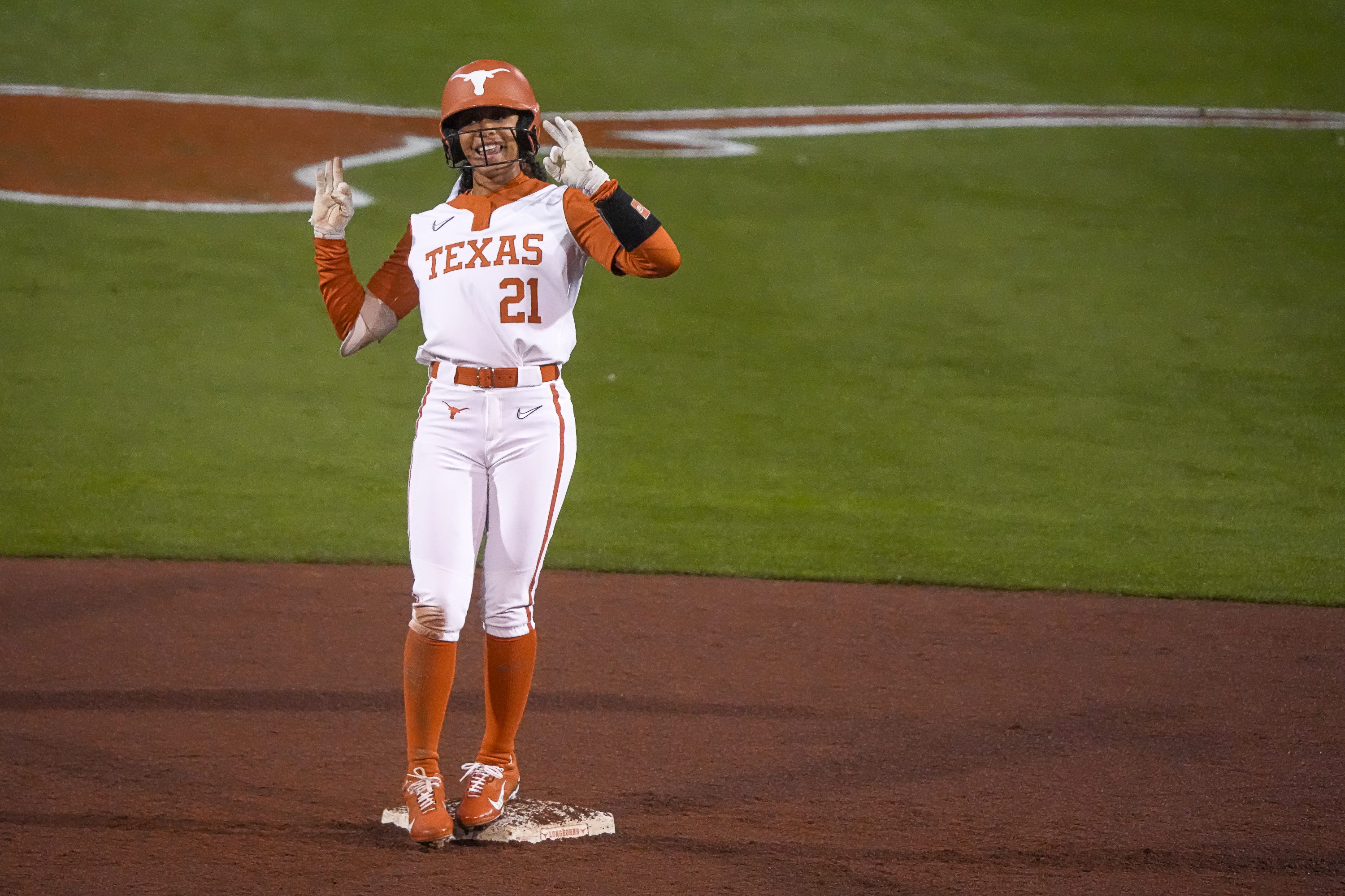 Texas softball: Longhorns suffer first SEC loss in series finale vs ...