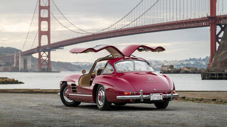 Mercedes 300SL Gullwing Among Classic Cars at Art Academy Auction
