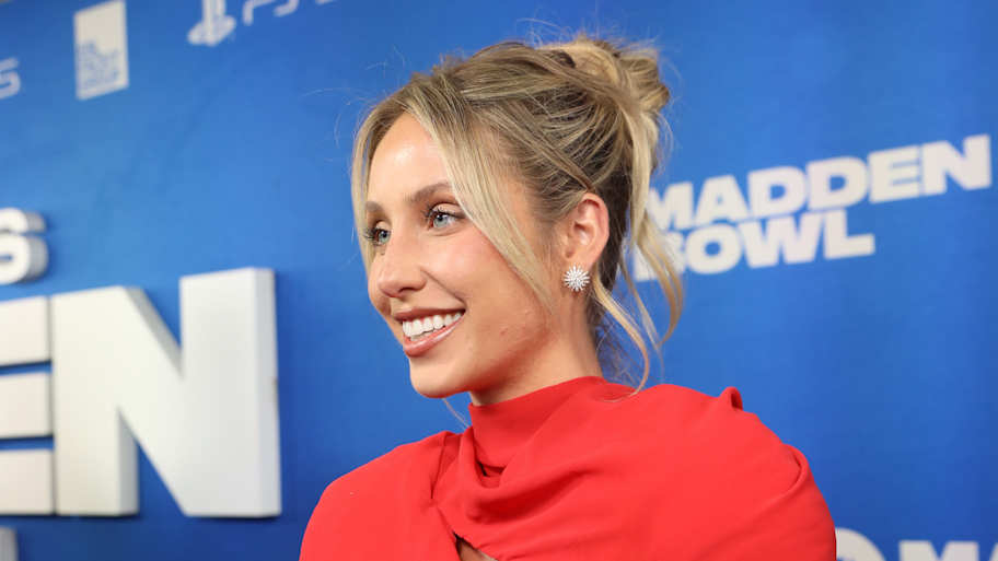 Alix Earle Perfects Ab-Flaunting Activewear With Full-Body Workout ...