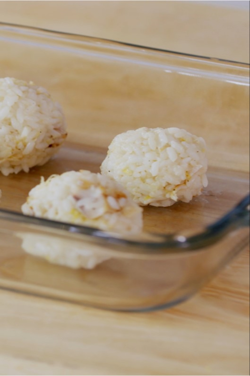 Boules croustillantes d'aiglefin et de riz gluant au pesto d'ail