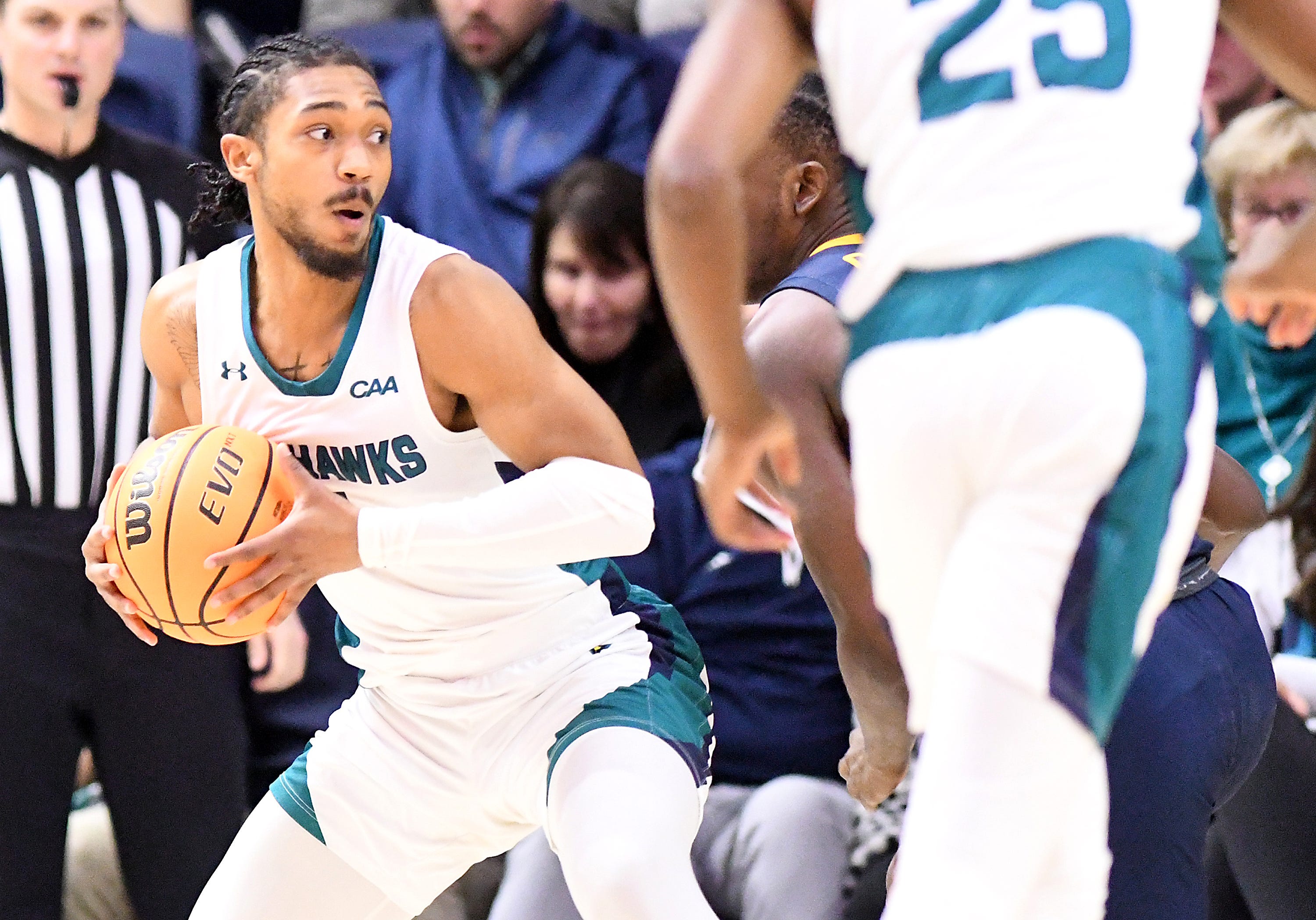 Elon basketball upsets UNCW to end 9 game Seahawk win streak