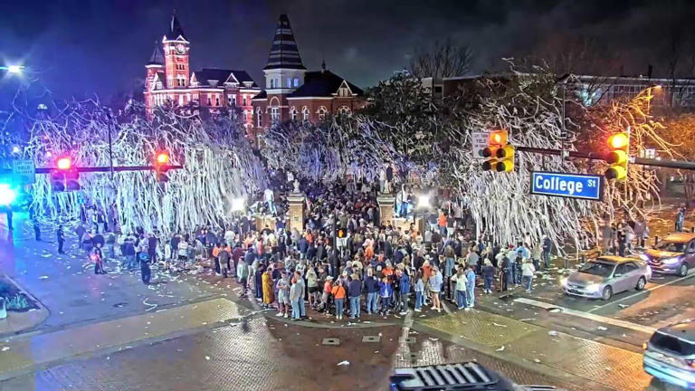 WATCH: Hundreds gather at Auburn University to roll Toomer's Corner ...