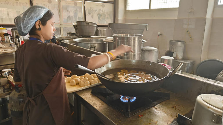 Empowering women, one meal at a time: The story of 'Didi Ki Rasoi' and ...