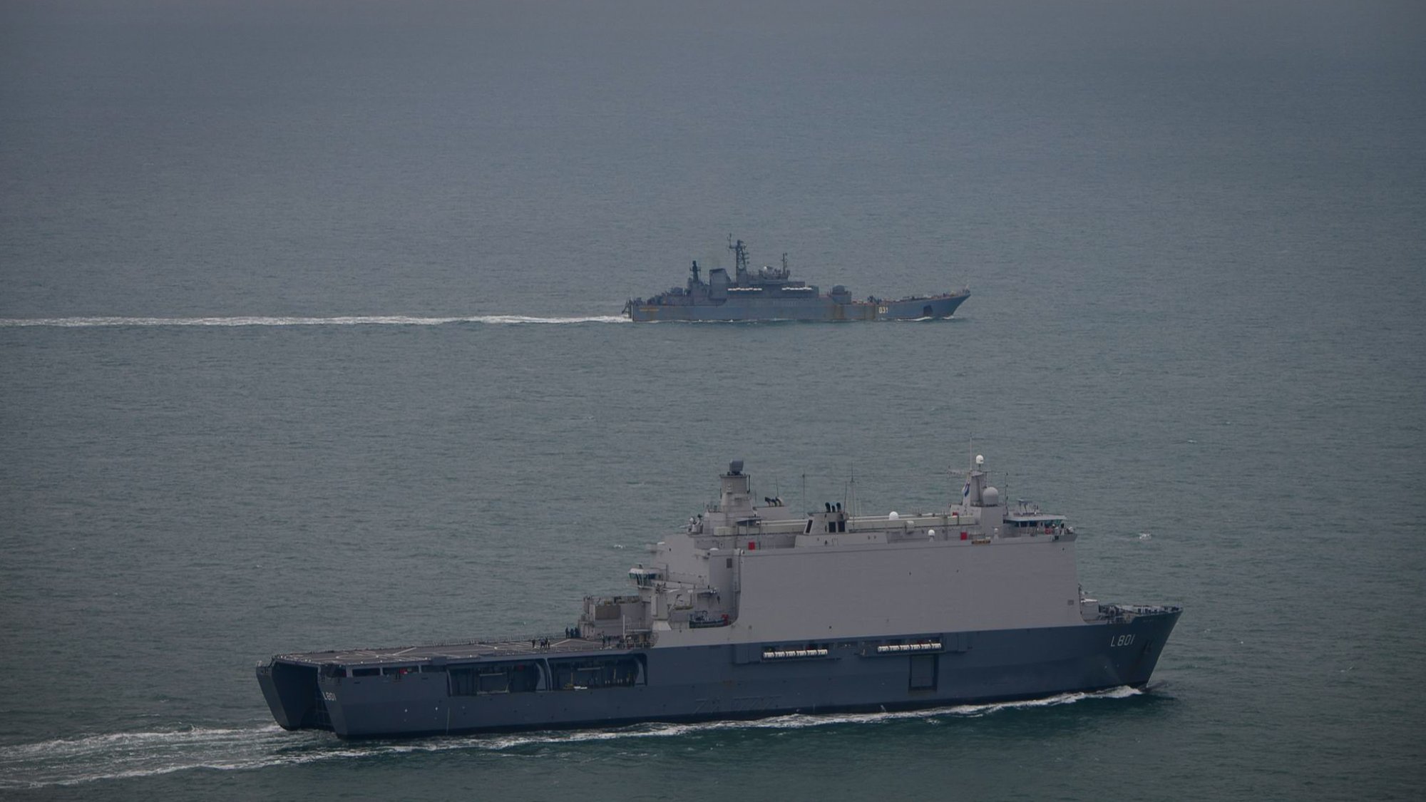 Marine begeleidt zes Russische schepen door Noordzee in strijd tegen ...