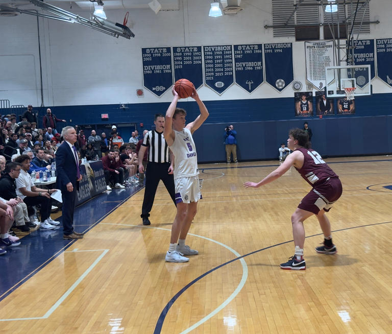 'It's pretty electric': Third time the charm as Rumson boys basketball ...