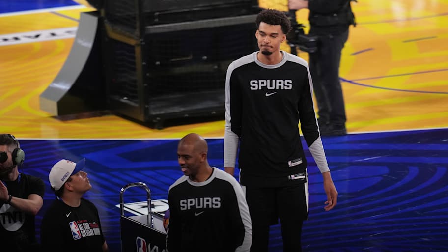 5-foot-3 Muggsy Bogues disappears in 7-foot-3 Wembanyama's arms