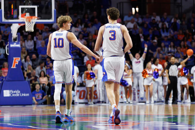 Florida basketball uses strong second half, to blowout South Carolina
