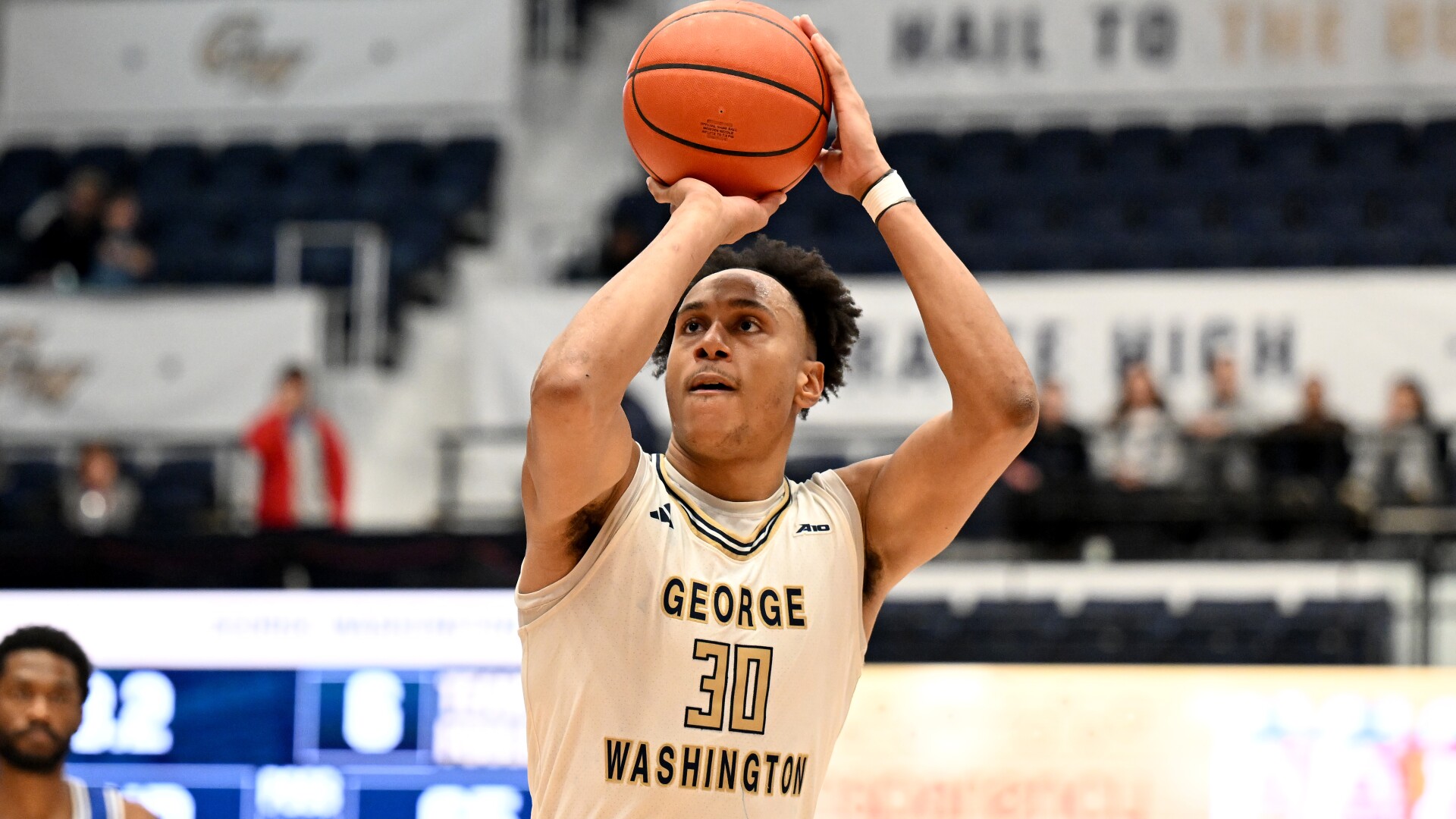 Castro scores 20 as George Washington beats Davidson 74-67