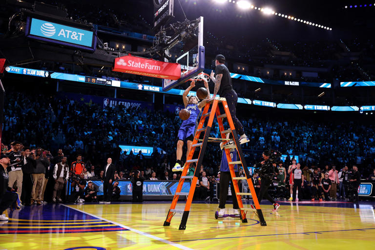 Who won the NBA Slam Dunk Contest last year?