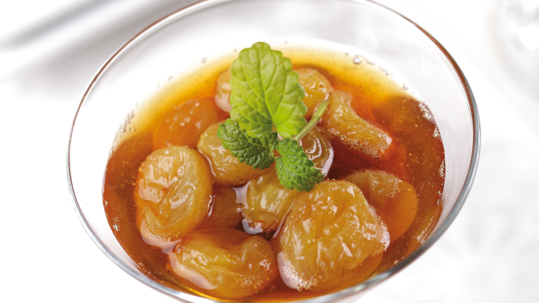 6 reasons why women should eat soaked black raisins every day