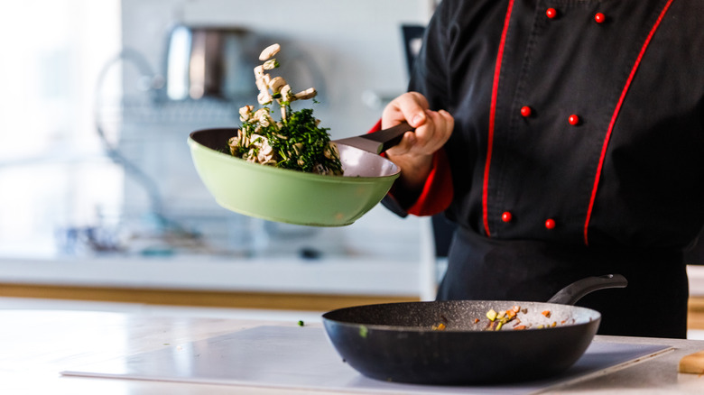 Toss Food In Skillets Like A Pro With A Simple Technique