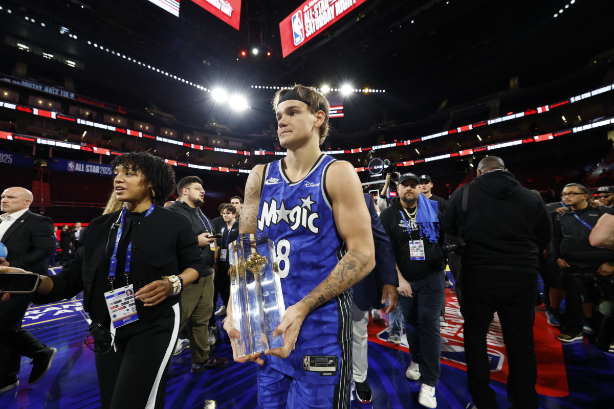 NBA Criticized For Letting White Player Win The Dunk Contest