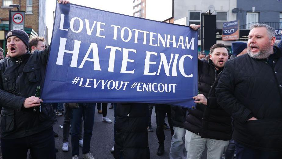 Tottenham fan group protests against Levy and owners