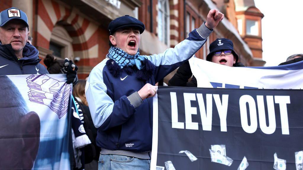Tottenham fan group protests against Levy and owners