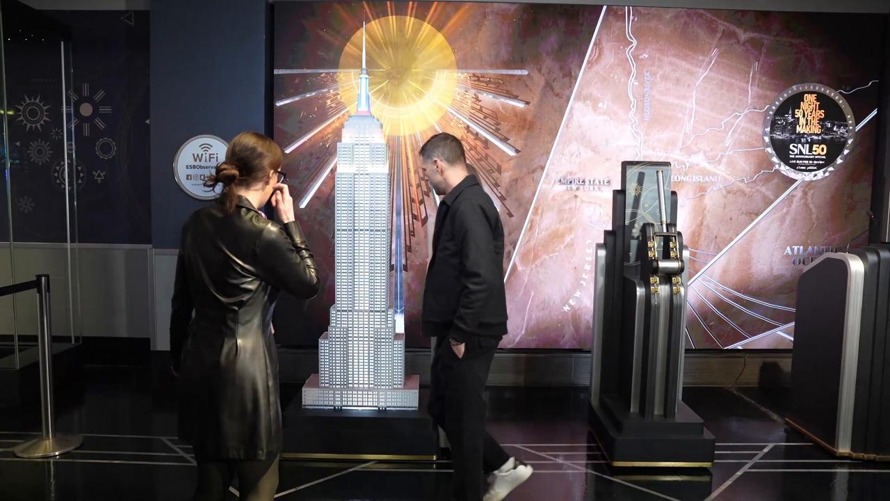 SNL cast members visit Empire State Building for lighting ceremony ...